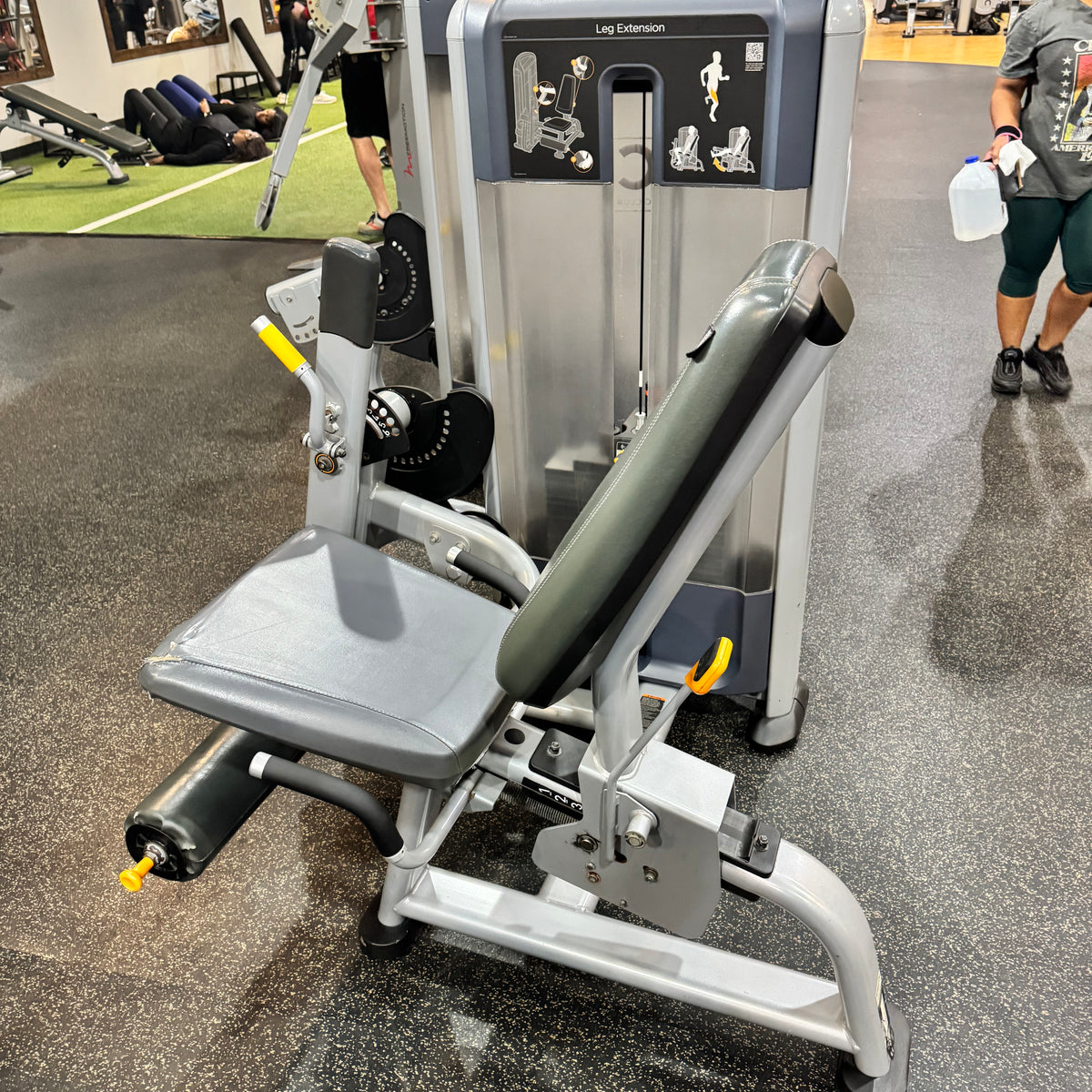 Pre-Owned Precor Discovery Selectorized Leg Extension – Exercise Unlimited